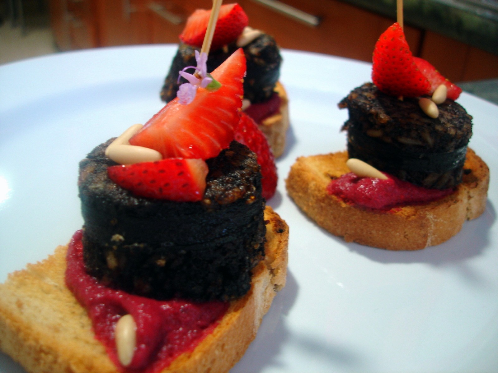 Pincho De Morcilla Con Crema De Remolacha Fresas Y Piñones