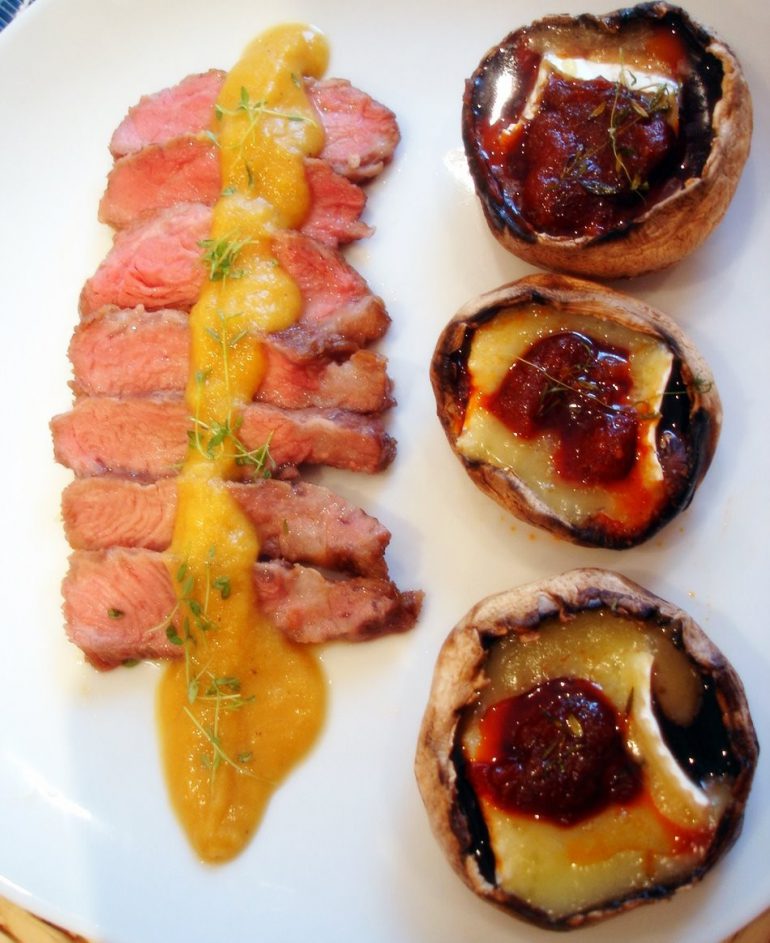 Pluma Ibérica con salsa de melocotones