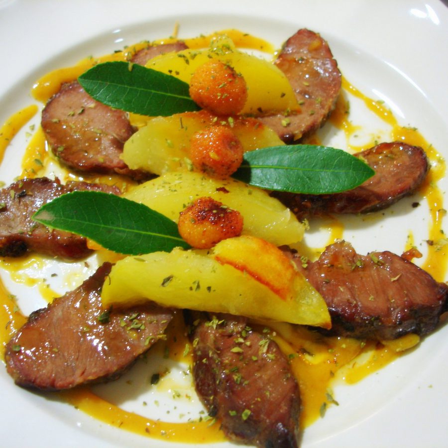 Receta de Dorada al horno con guarnición de patatas y pimientos
