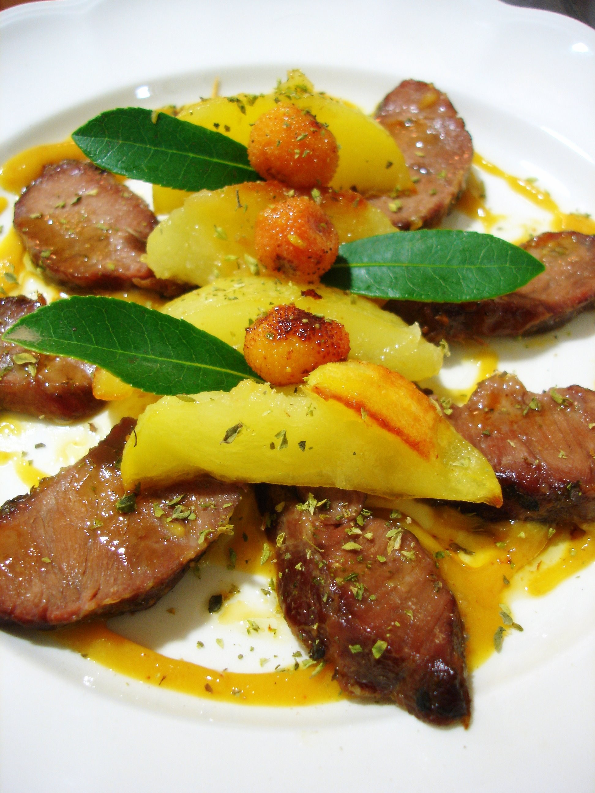 Carrilladas de cerdo ibérico con salsa de madroños