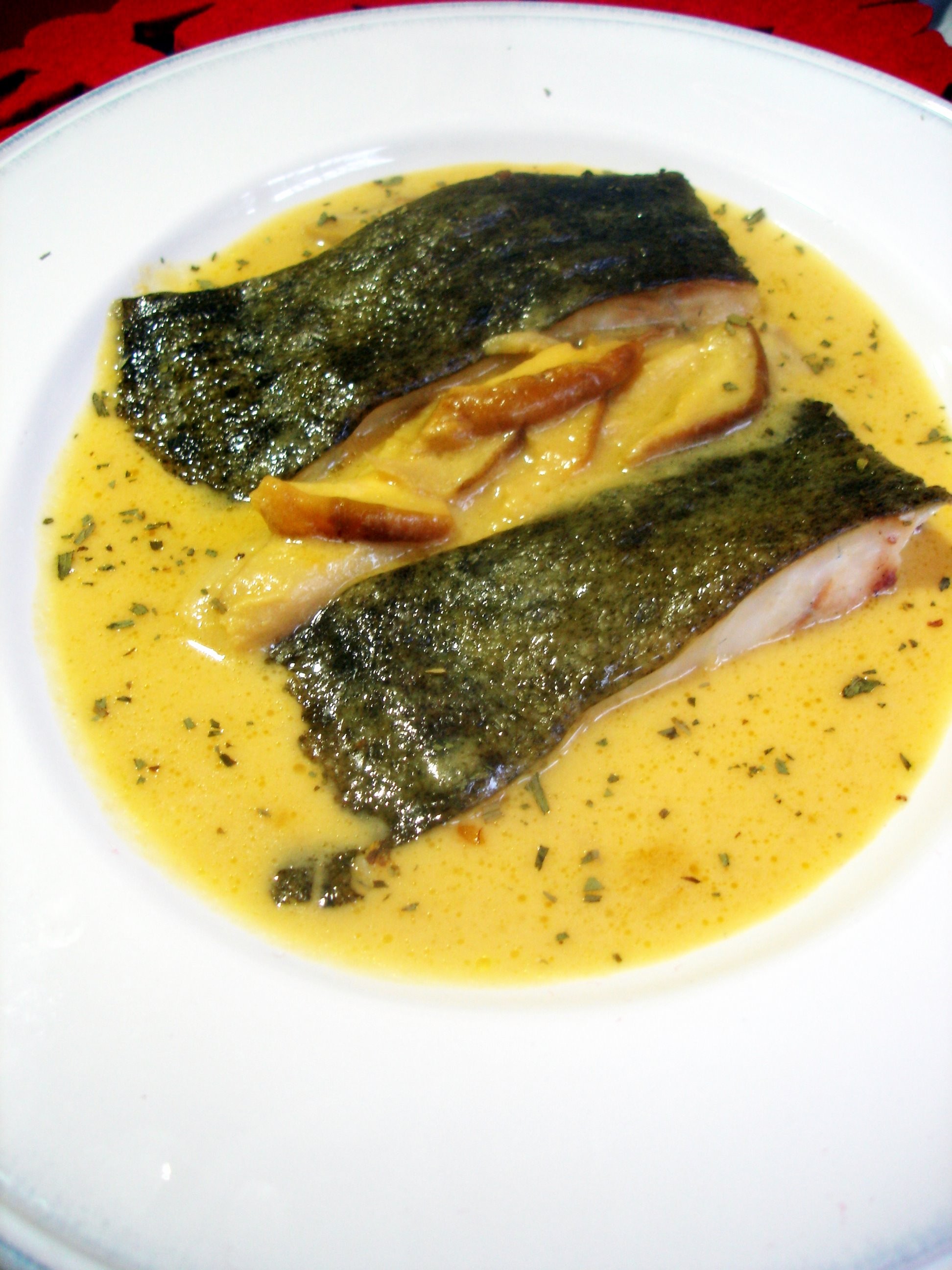 Rodaballo al horno con salsa de sidra y boletus