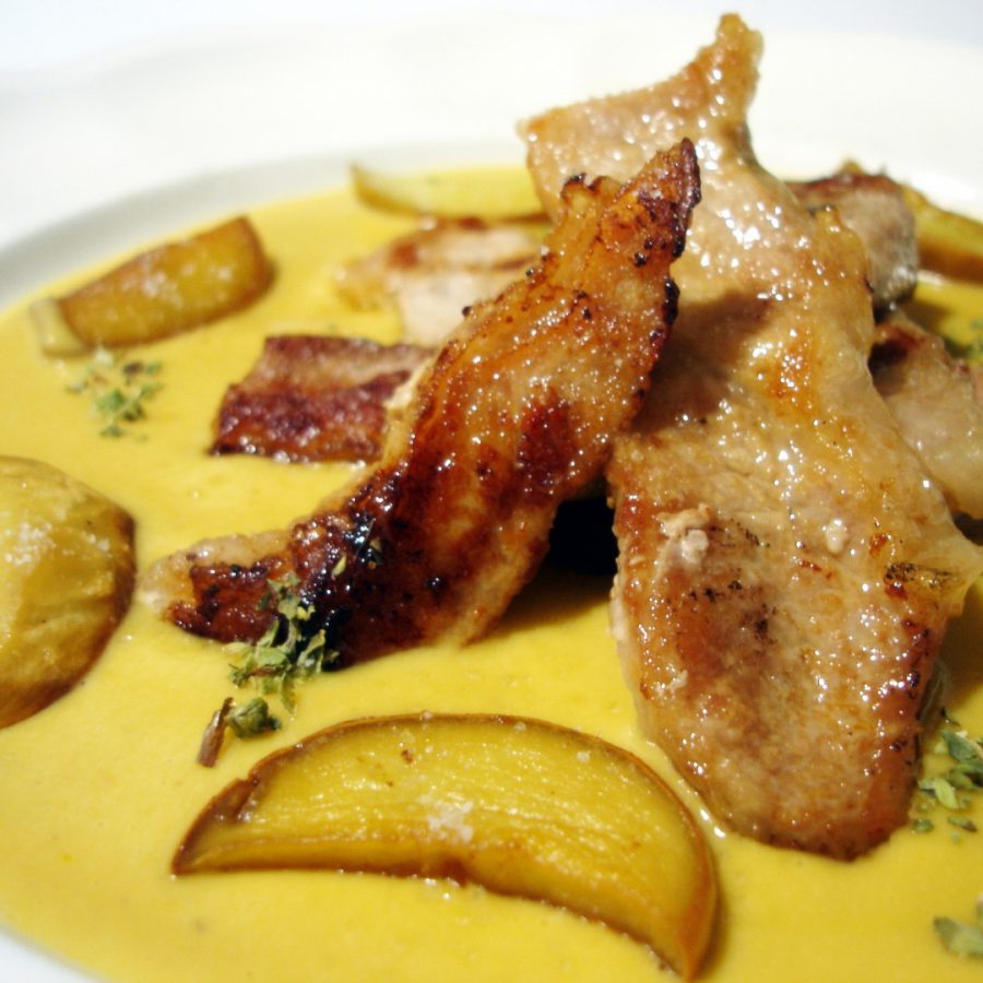 Pastel de pasta philo con queso de cabra, beicon y dátiles