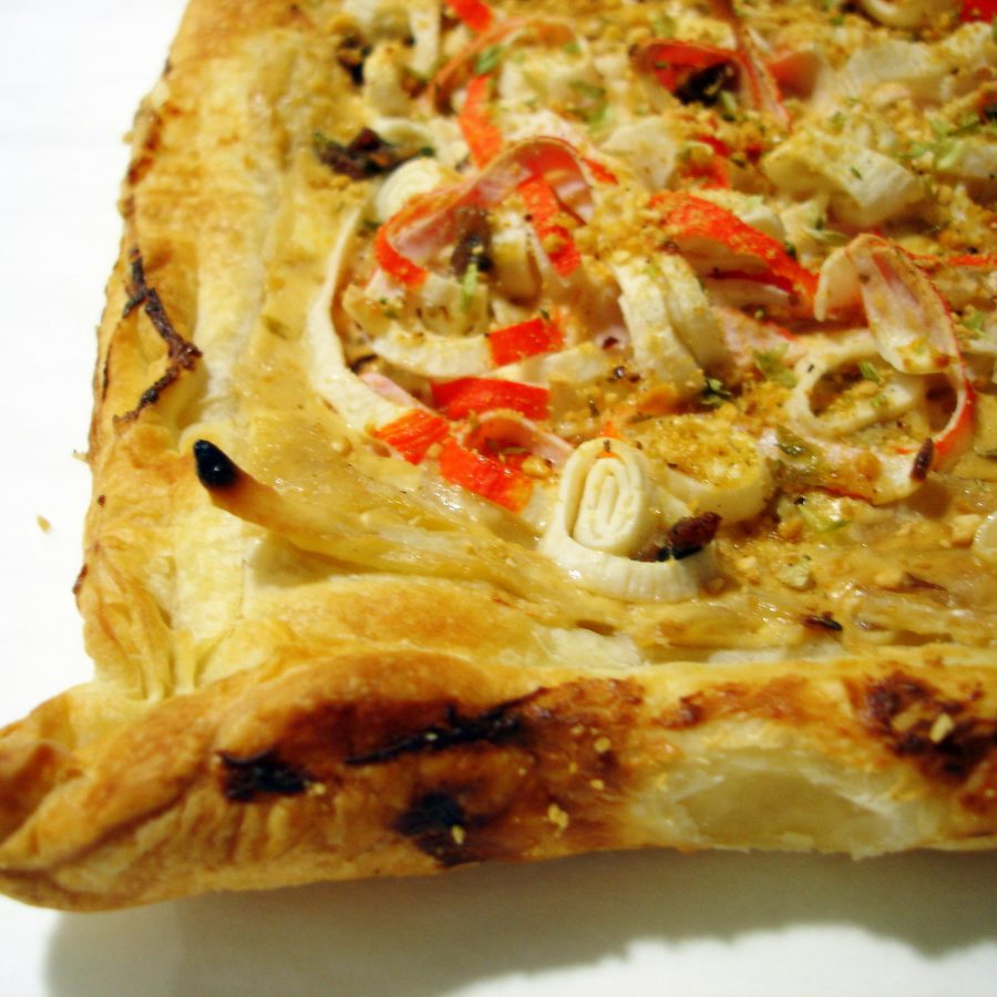 Pizza de hojaldre con crema de queso, surimi y anchoas.