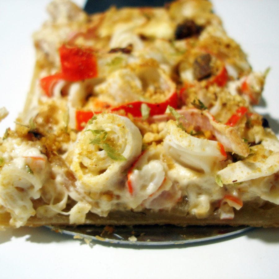 Pizza de hojaldre con crema de queso, surimi y anchoas.