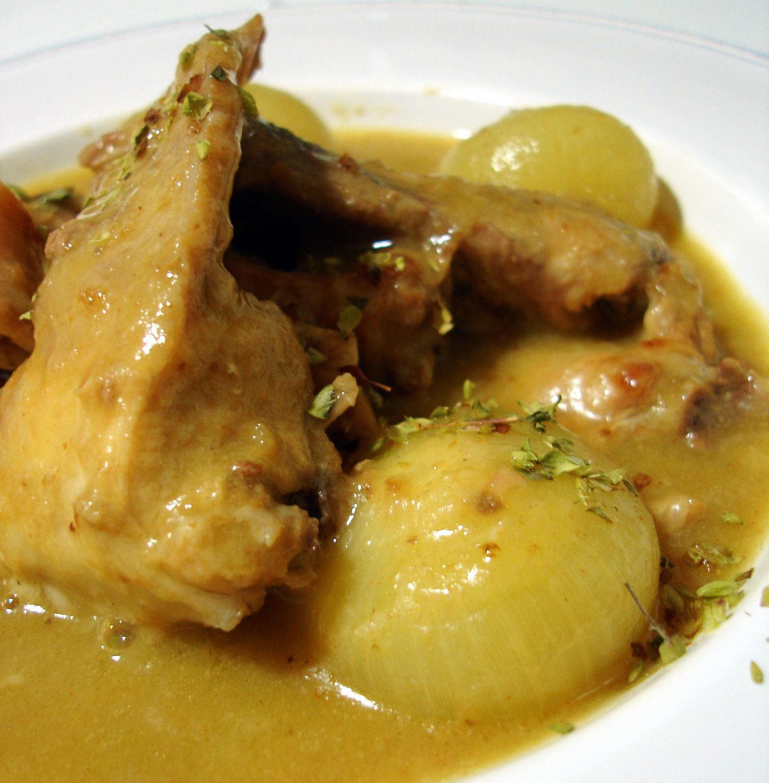 Conejo guisado con cebollitas francesas