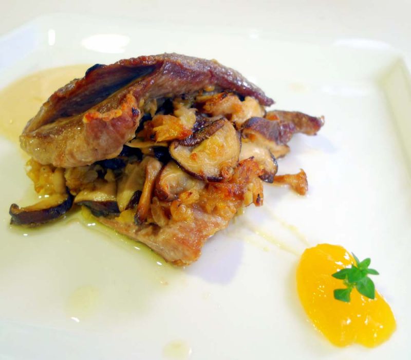 Secreto de cerdo al horno con setas y crema de jamón