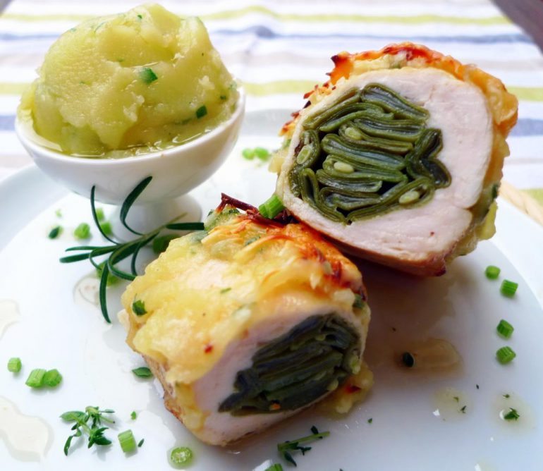 Pechuga de pollo gratinada rellena de judías verdes