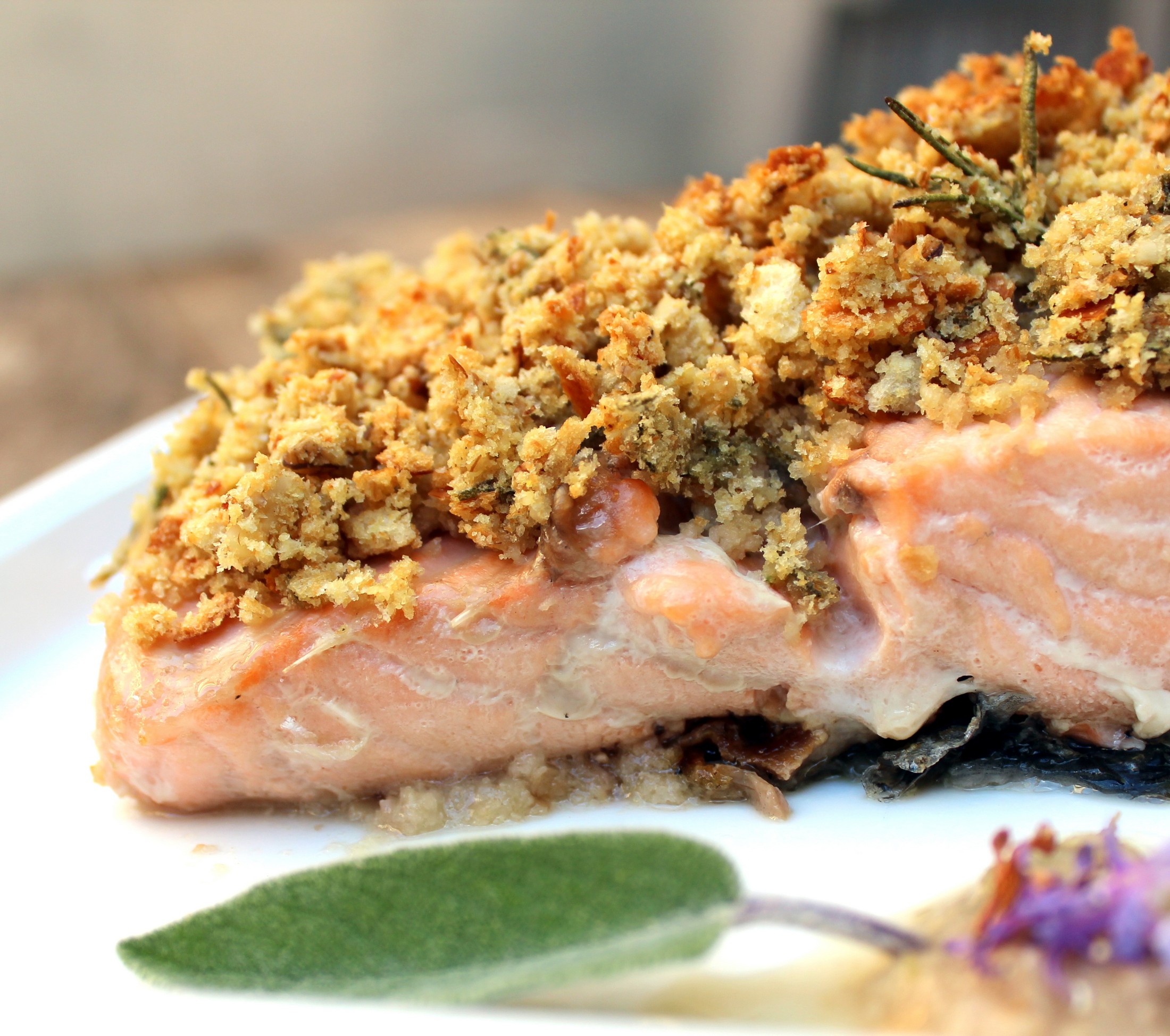 Salmón con costra de pan de centeno y nueces