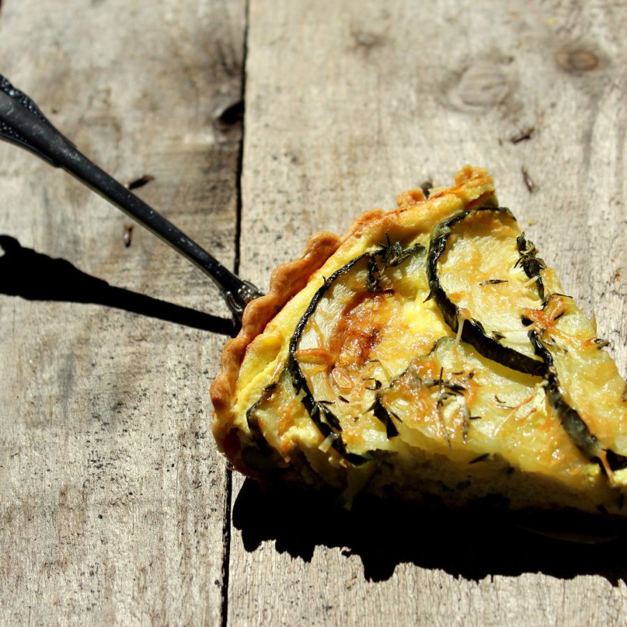 Pastel de pasta philo con queso de cabra, beicon y dátiles