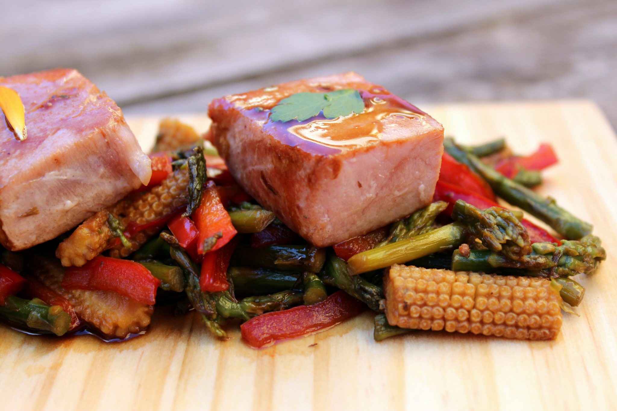 Atún con verduras salteadas en salsa Teriyaki, fácil y buena