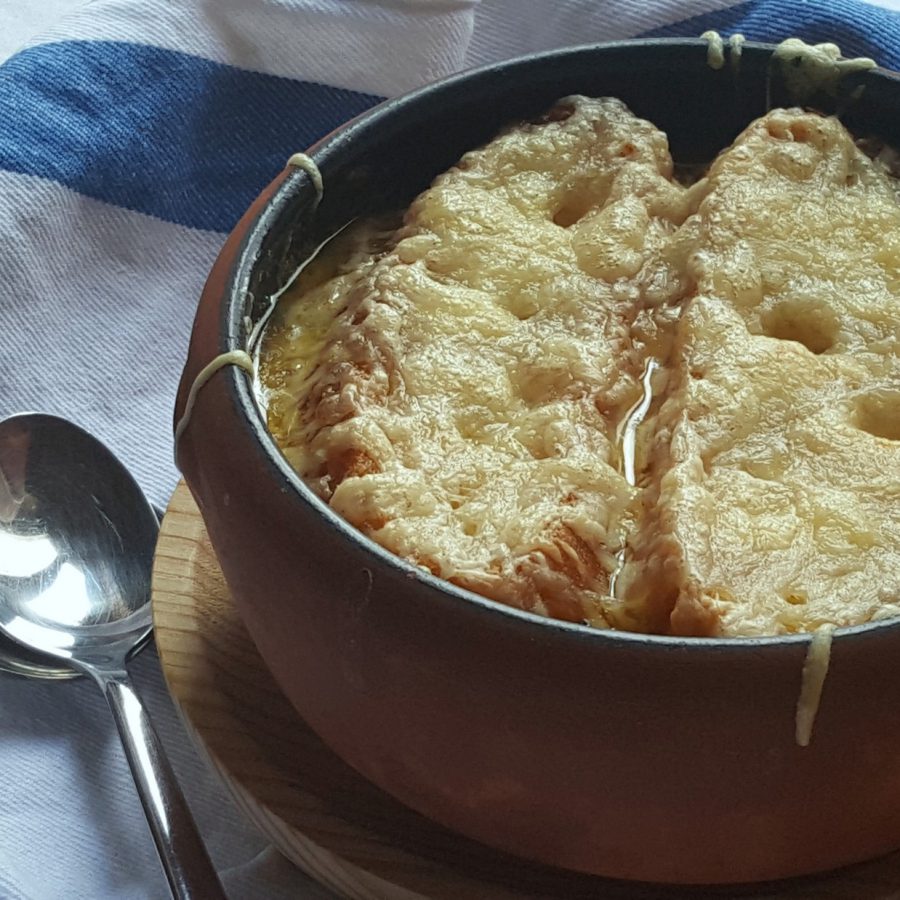 Sopa de cebolla gratinada, una deliciosa receta tradicional francesa