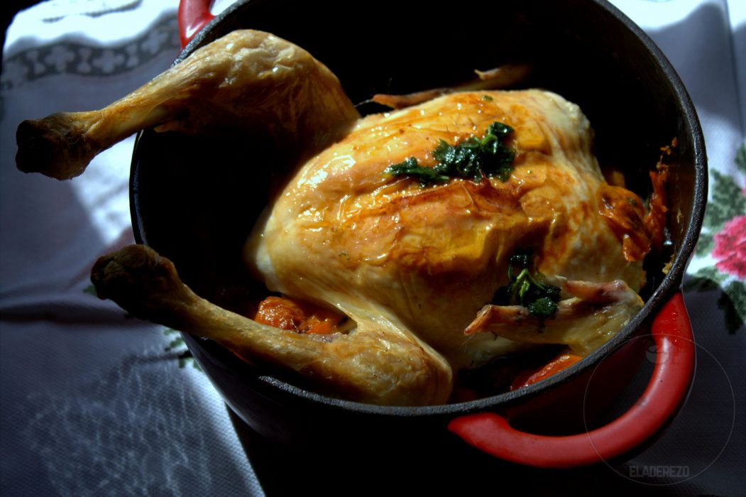 Pollo asado en cocotte, una receta de pollo tierno y jugoso