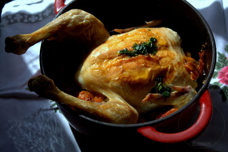 Pollo asado en cocotte, una receta de pollo tierno y jugoso