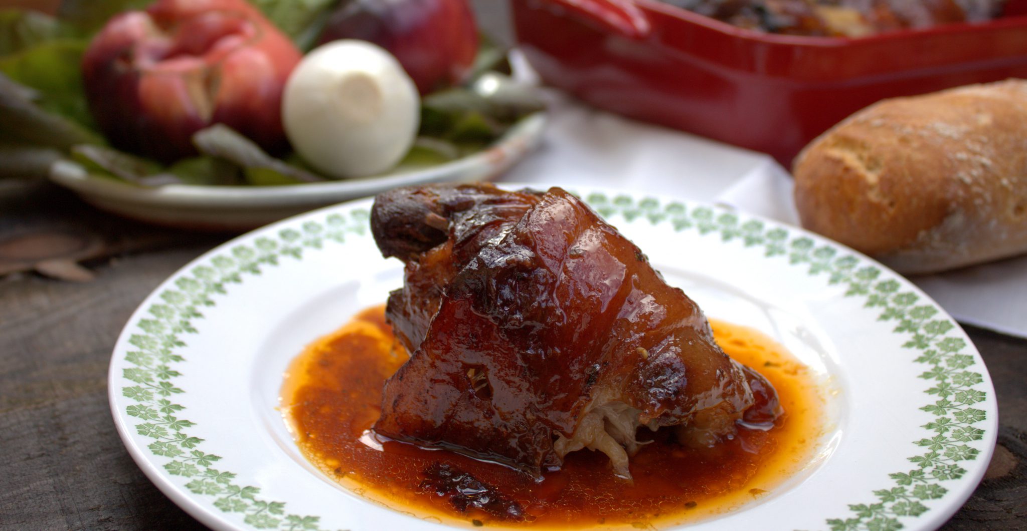 Codillo de cerdo asado, una carne jugosa que se deshace en la boca