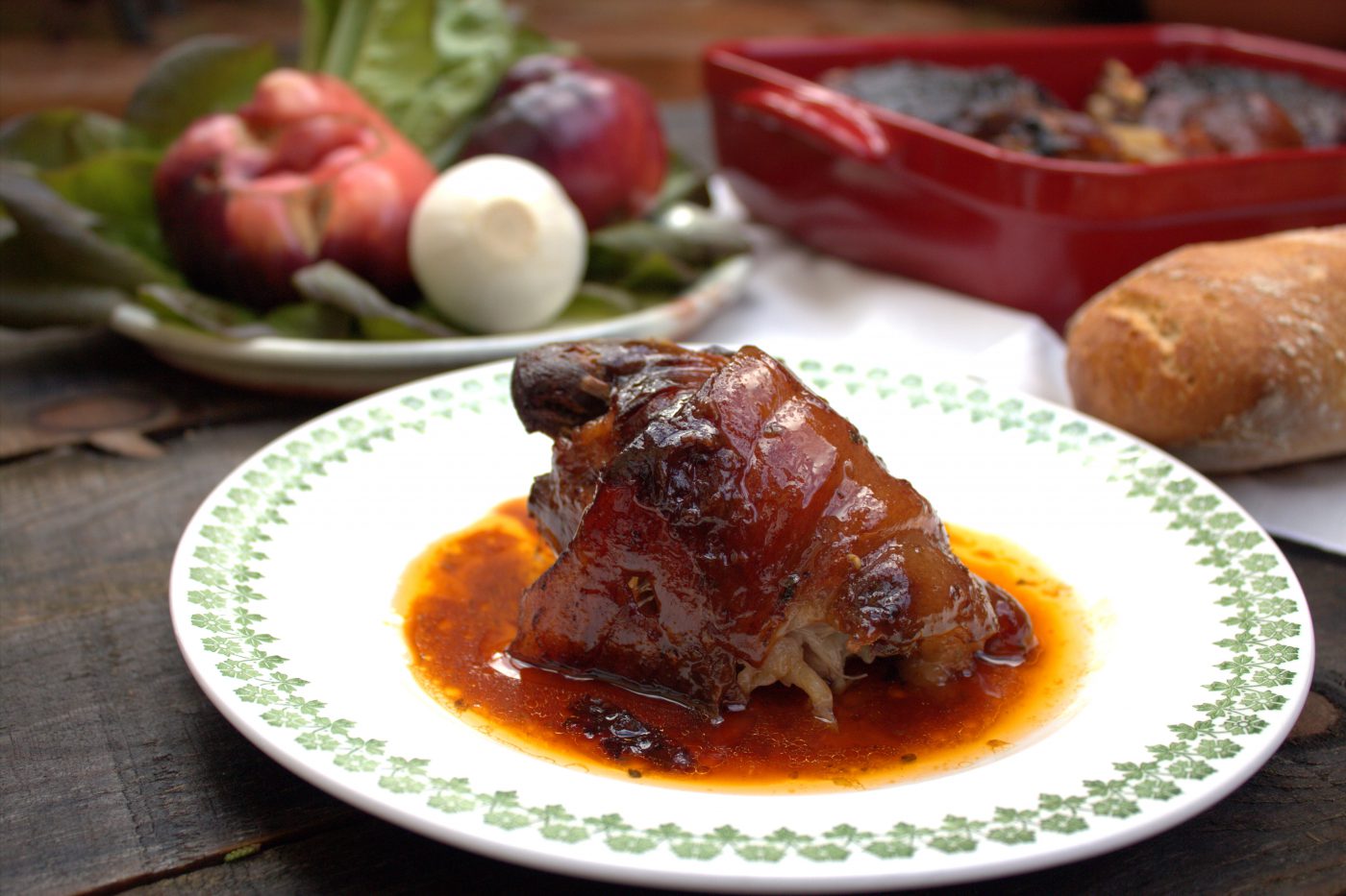 Codillo de cerdo asado, una carne jugosa que se deshace en la boca