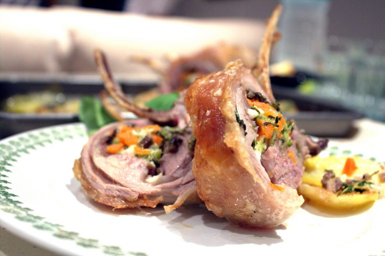 Carré de cordero relleno al horno, una receta deliciosa ideal para Navidad